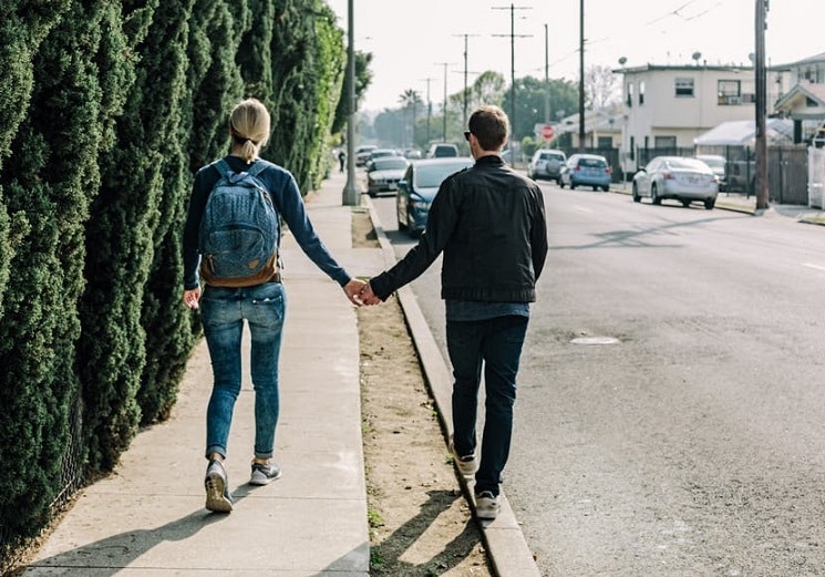 6 Signs that Show You are in An Introvert-Extrovert Relationship ...